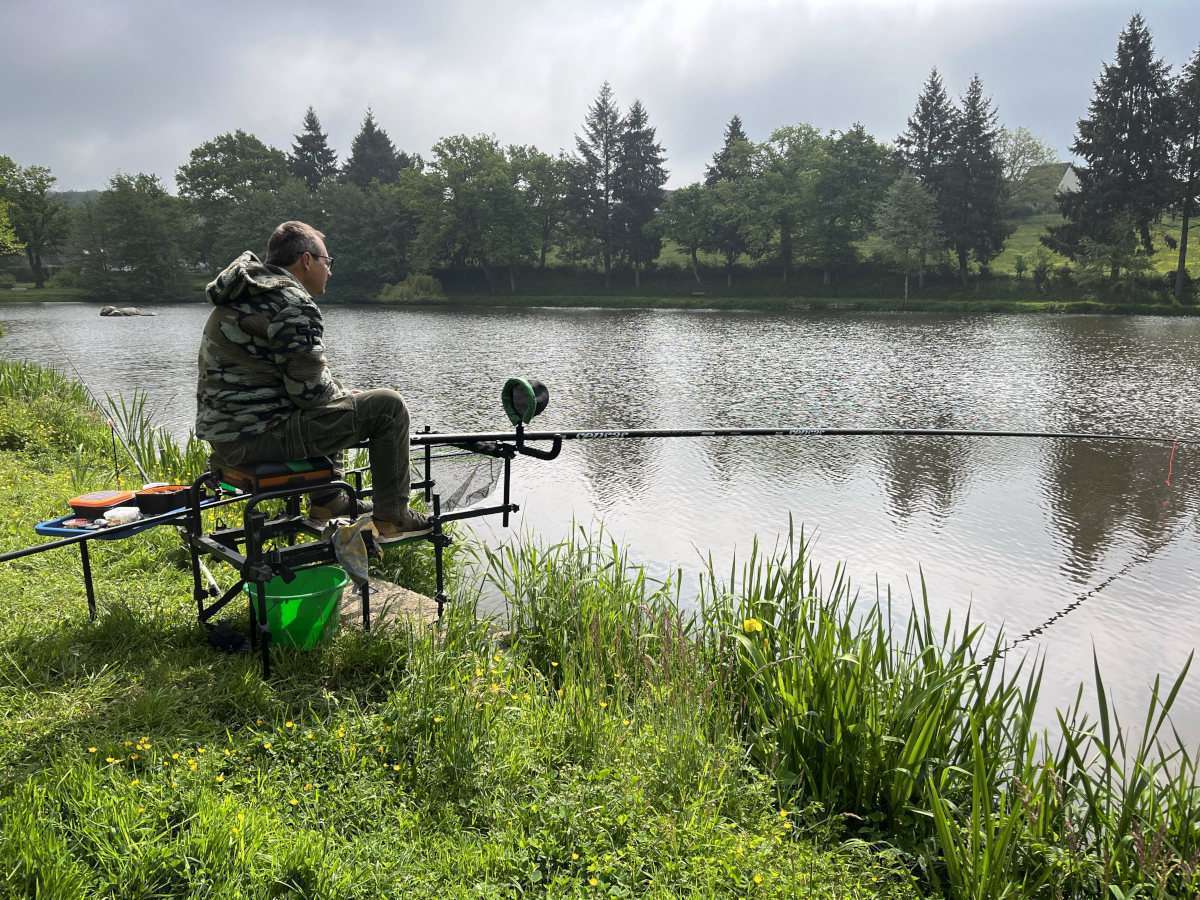 Stage Pole Feeder et Pole Method